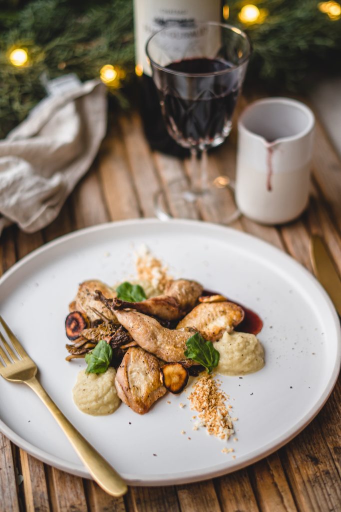 Kwartel met witte ui, champignons en rode wijnsaus – Helen Kookt