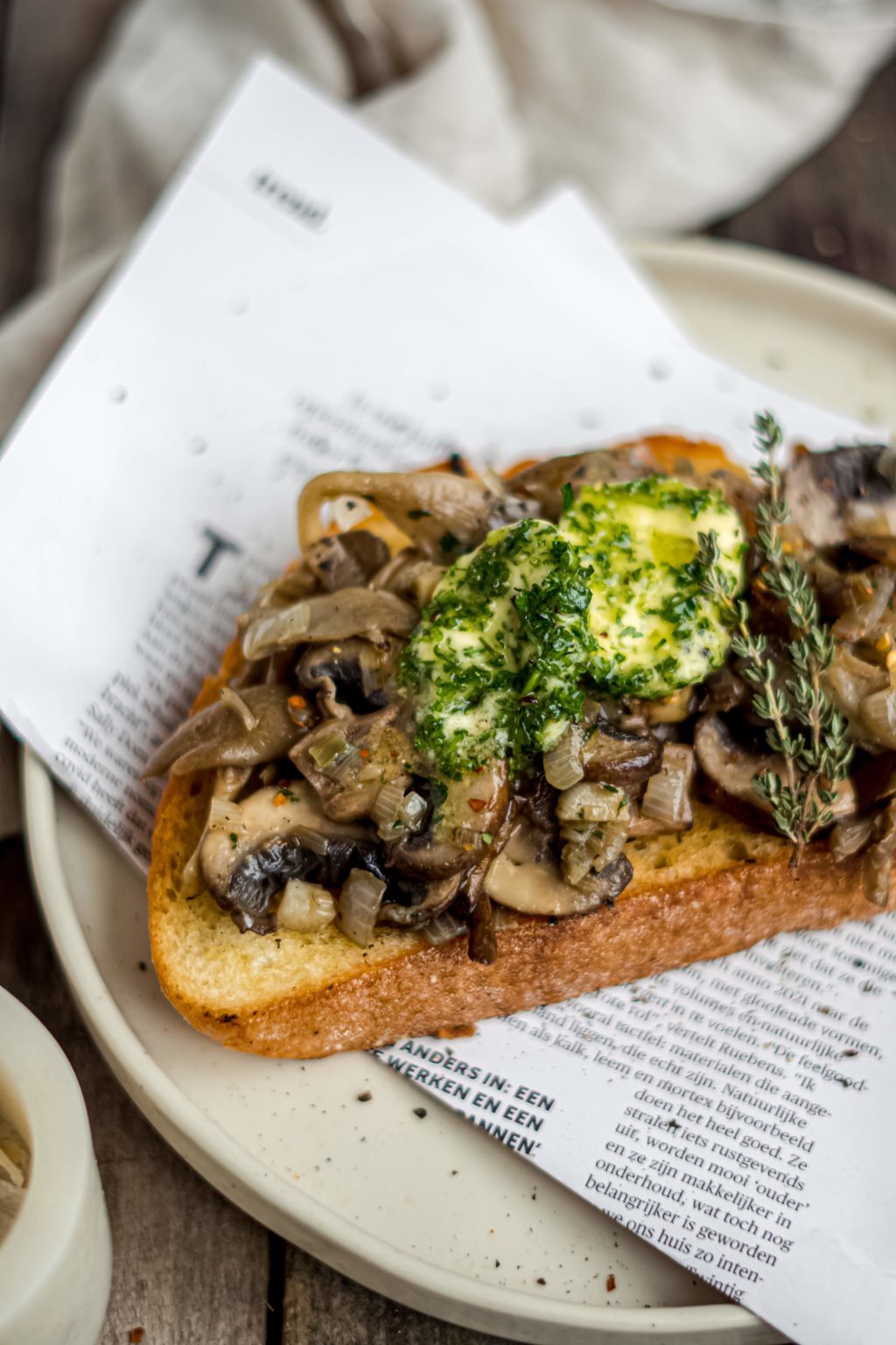 Toast Champignons met huisgemaakte kruidenboter – Helen Kookt